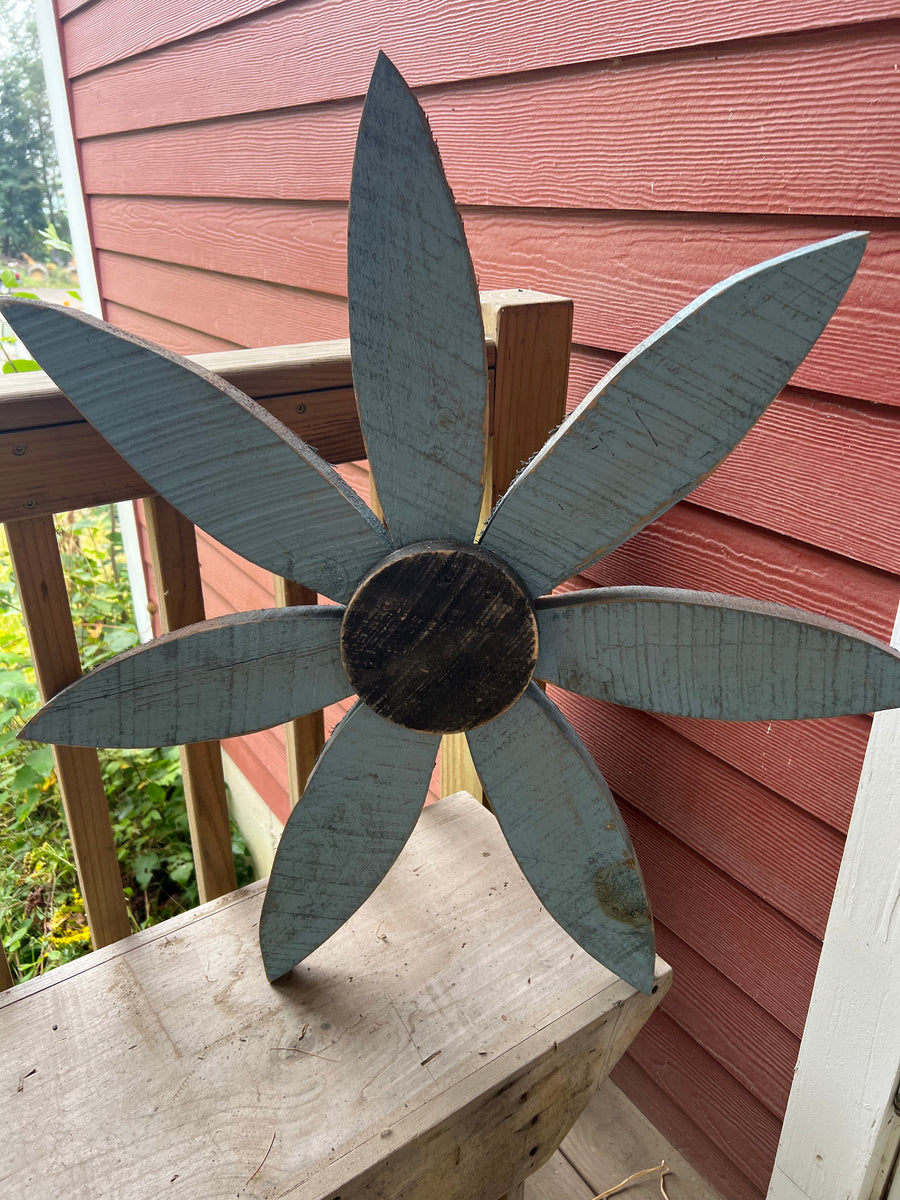 30" Daisies (Store Pickup Only) – Saltbox Primitives